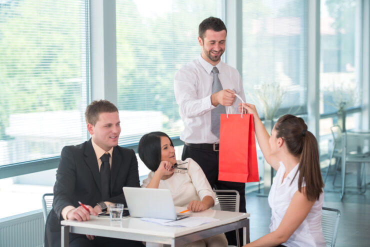 Corporate Gift Giving Rules: What's Appropriate And When? - Radar Makassar